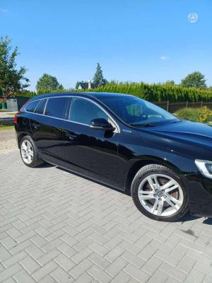 Black Volvo V60 2015 in Raseiniai, with an engine capacity of 2.40 L and mileage of 268 thousand km for 7400 €, photo 3 on AUTOMOTO.COM.LV