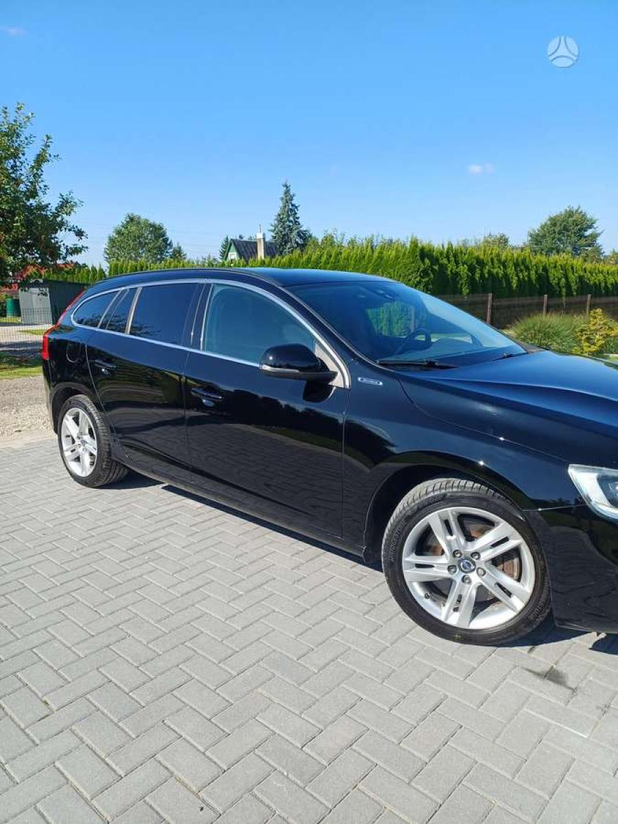 Black Volvo V60 2015 in Raseiniai, with an engine capacity of 2.40 L and mileage of 268 thousand km for 7400 €, photo 3 on AUTOMOTO.COM.LV