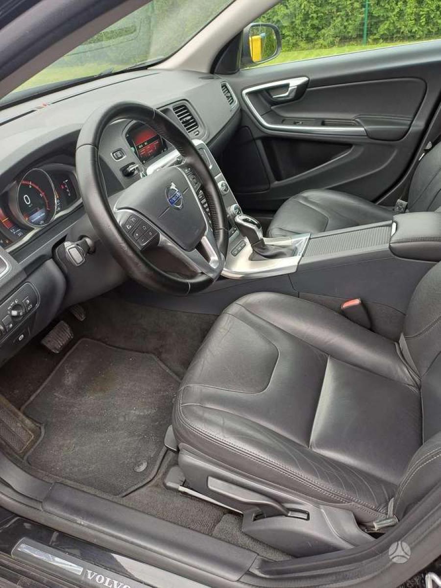 Black Volvo V60 2015 in Raseiniai, with an engine capacity of 2.40 L and mileage of 268 thousand km for 7400 €, photo 20 on AUTOMOTO.COM.LV
