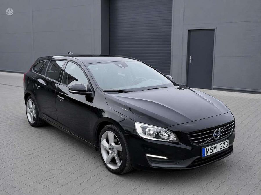 Black Volvo V60 2015 in Vilnius, with an engine capacity of 1.56 L and mileage of 296 thousand km for 4450 €, photo 1 on AUTOMOTO.COM.LV
