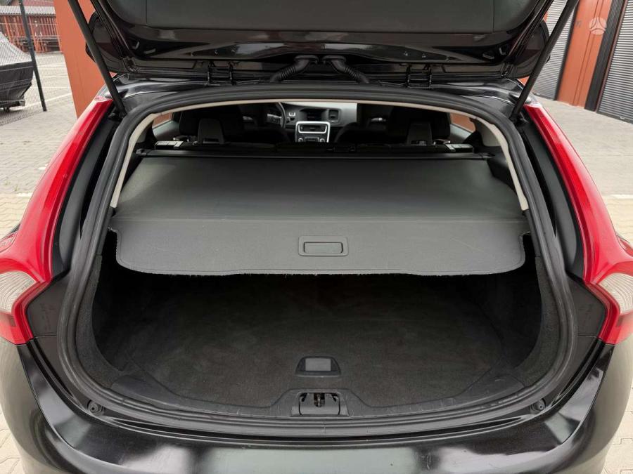 Black Volvo V60 2015 in Vilnius, with an engine capacity of 1.56 L and mileage of 296 thousand km for 4450 €, photo 15 on AUTOMOTO.COM.LV