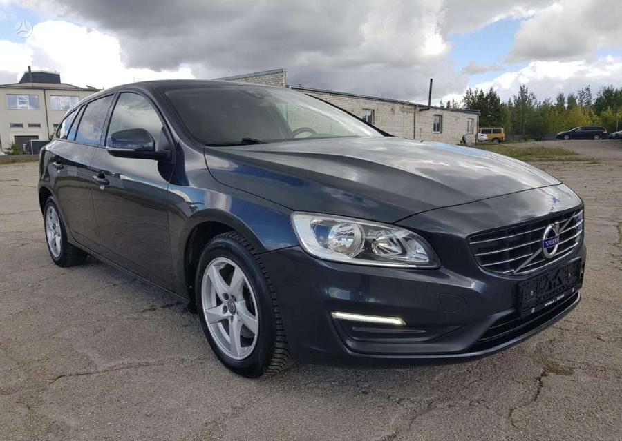 Black Volvo V60 2015 in Siauliai, with an engine capacity of 1.56 L and mileage of 180 thousand km for 5350 €, photo 4 on AUTOMOTO.COM.LV