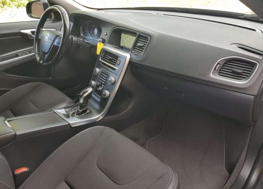 Black Volvo V60 2015 in Siauliai, with an engine capacity of 1.56 L and mileage of 180 thousand km for 5350 €, photo 8 on AUTOMOTO.COM.LV