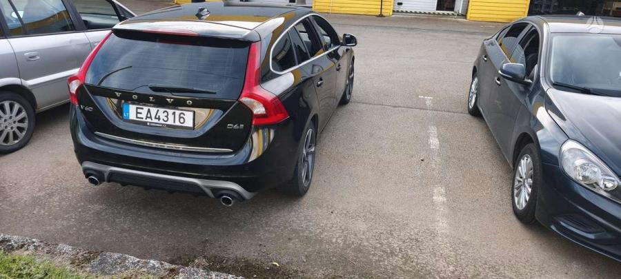 Melns Volvo V60 2015 Panevēža, ar dzinēja tilpumu 2.40 L un nobraukumu 272 tūkst. km par 7600 €, foto 3 vietnē AUTOMOTO.COM.LV