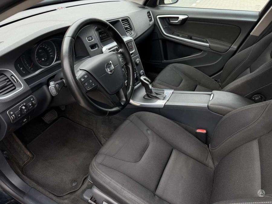 Black Volvo V60 2015 in Vilnius, with an engine capacity of 1.56 L and mileage of 295 thousand km for 3750 €, photo 8 on AUTOMOTO.COM.LV