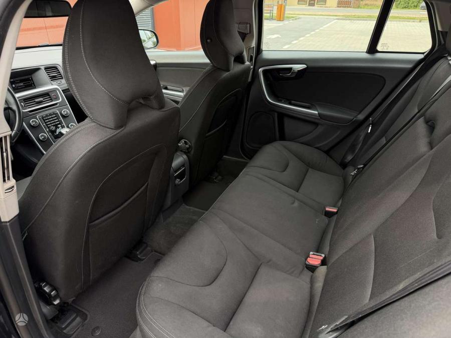 Black Volvo V60 2015 in Vilnius, with an engine capacity of 1.56 L and mileage of 295 thousand km for 3750 €, photo 10 on AUTOMOTO.COM.LV