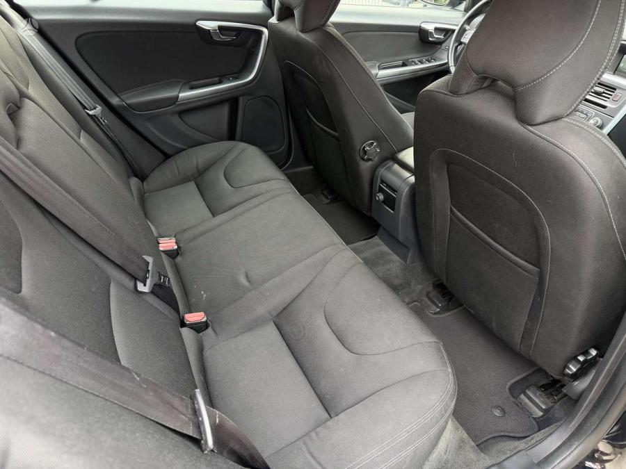 Black Volvo V60 2015 in Vilnius, with an engine capacity of 1.56 L and mileage of 295 thousand km for 3750 €, photo 11 on AUTOMOTO.COM.LV