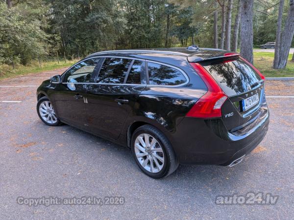 Black Volvo V60 2015 in Tallinn, with an engine capacity of 2.40 L and mileage of 250 thousand km for 8250 €, photo 4 on AUTOMOTO.COM.LV