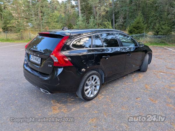 Black Volvo V60 2015 in Tallinn, with an engine capacity of 2.40 L and mileage of 250 thousand km for 8250 €, photo 5 on AUTOMOTO.COM.LV