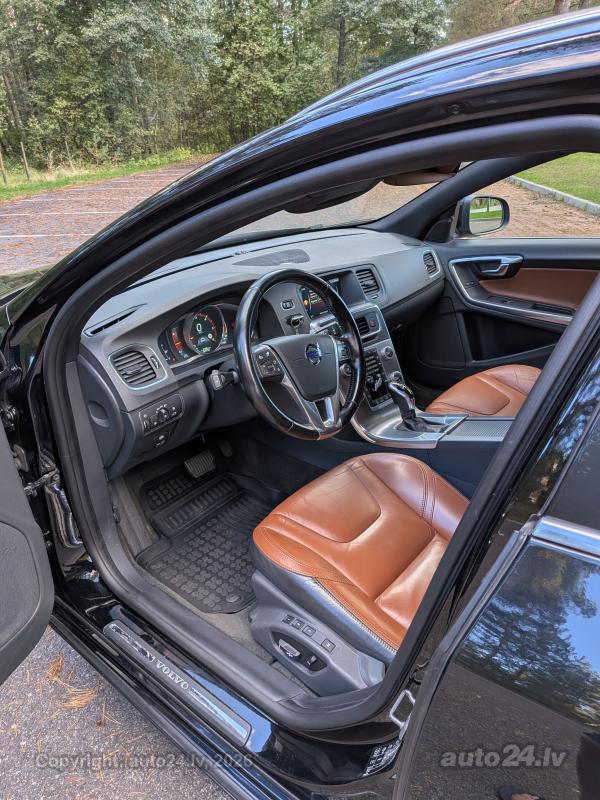 Black Volvo V60 2015 in Tallinn, with an engine capacity of 2.40 L and mileage of 250 thousand km for 8250 €, photo 11 on AUTOMOTO.COM.LV