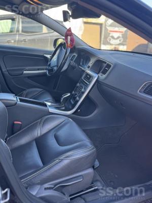 Melns Volvo V60 2015 Rīga, ar dzinēja tilpumu 2.00 L un nobraukumu 335 tūkst. km par 6250 €, foto 5 vietnē AUTOMOTO.COM.LV