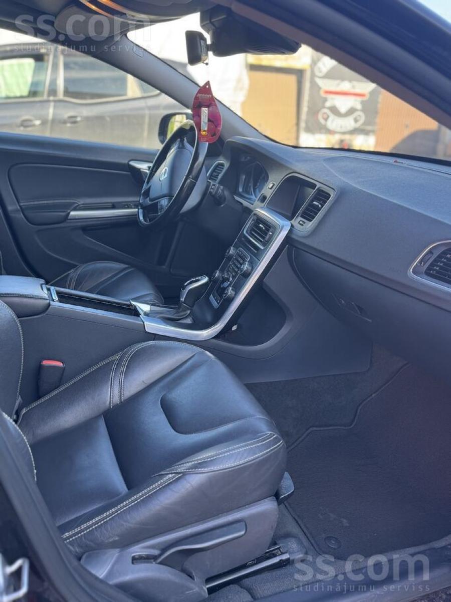 Melns Volvo V60 2015 Rīga, ar dzinēja tilpumu 2.00 L un nobraukumu 335 tūkst. km par 6250 €, foto 5 vietnē AUTOMOTO.COM.LV
