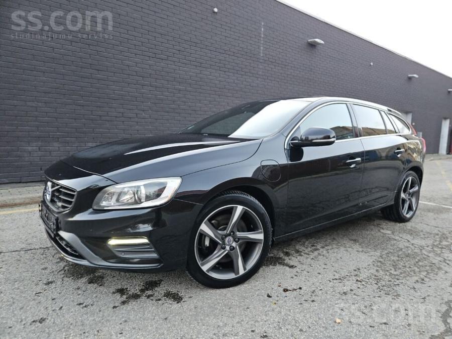 Melns Volvo V60 2015 Cēsis, ar dzinēja tilpumu 2.40 L un nobraukumu 329 tūkst. km par 7700 €, foto 1 vietnē AUTOMOTO.COM.LV