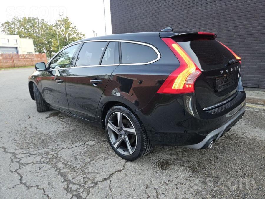 Melns Volvo V60 2015 Cēsis, ar dzinēja tilpumu 2.40 L un nobraukumu 329 tūkst. km par 7700 €, foto 8 vietnē AUTOMOTO.COM.LV