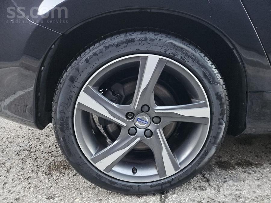 Melns Volvo V60 2015 Cēsis, ar dzinēja tilpumu 2.40 L un nobraukumu 329 tūkst. km par 7700 €, foto 12 vietnē AUTOMOTO.COM.LV