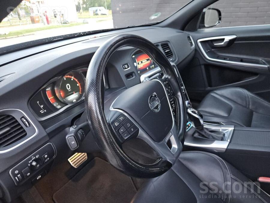 Melns Volvo V60 2015 Cēsis, ar dzinēja tilpumu 2.40 L un nobraukumu 329 tūkst. km par 7700 €, foto 18 vietnē AUTOMOTO.COM.LV