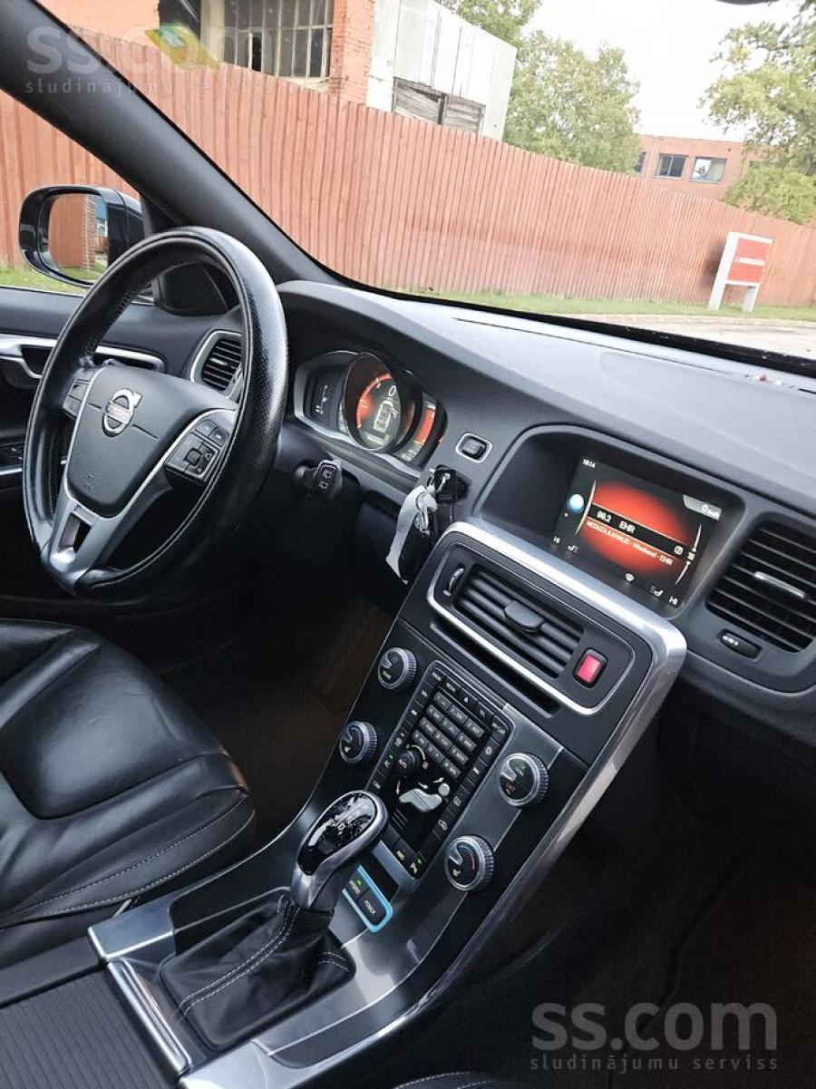 Melns Volvo V60 2015 Cēsis, ar dzinēja tilpumu 2.40 L un nobraukumu 329 tūkst. km par 7700 €, foto 20 vietnē AUTOMOTO.COM.LV