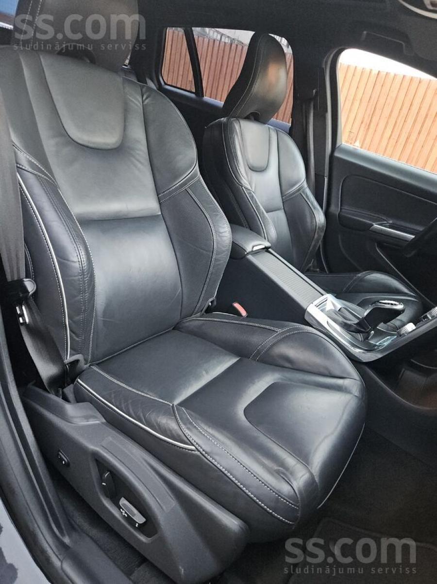 Melns Volvo V60 2015 Cēsis, ar dzinēja tilpumu 2.40 L un nobraukumu 329 tūkst. km par 7700 €, foto 21 vietnē AUTOMOTO.COM.LV