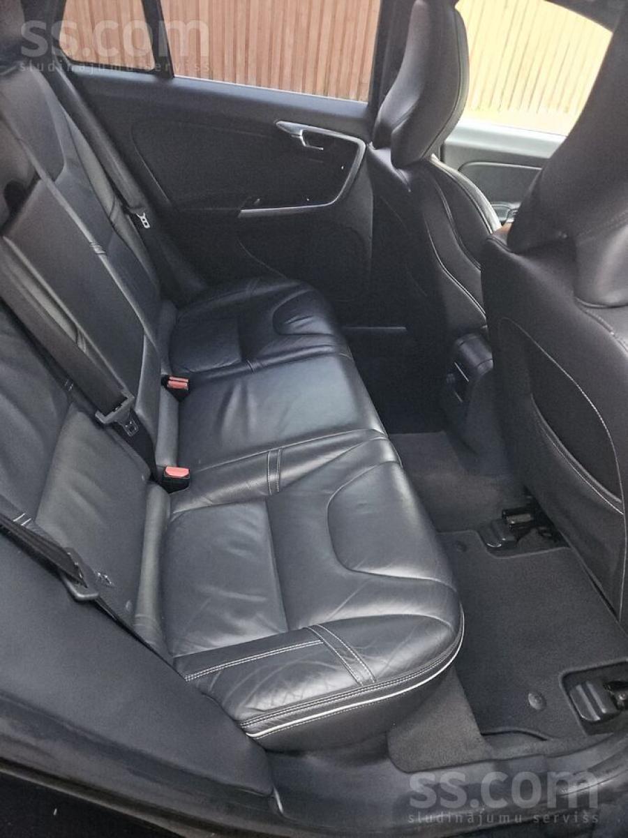 Melns Volvo V60 2015 Cēsis, ar dzinēja tilpumu 2.40 L un nobraukumu 329 tūkst. km par 7700 €, foto 22 vietnē AUTOMOTO.COM.LV