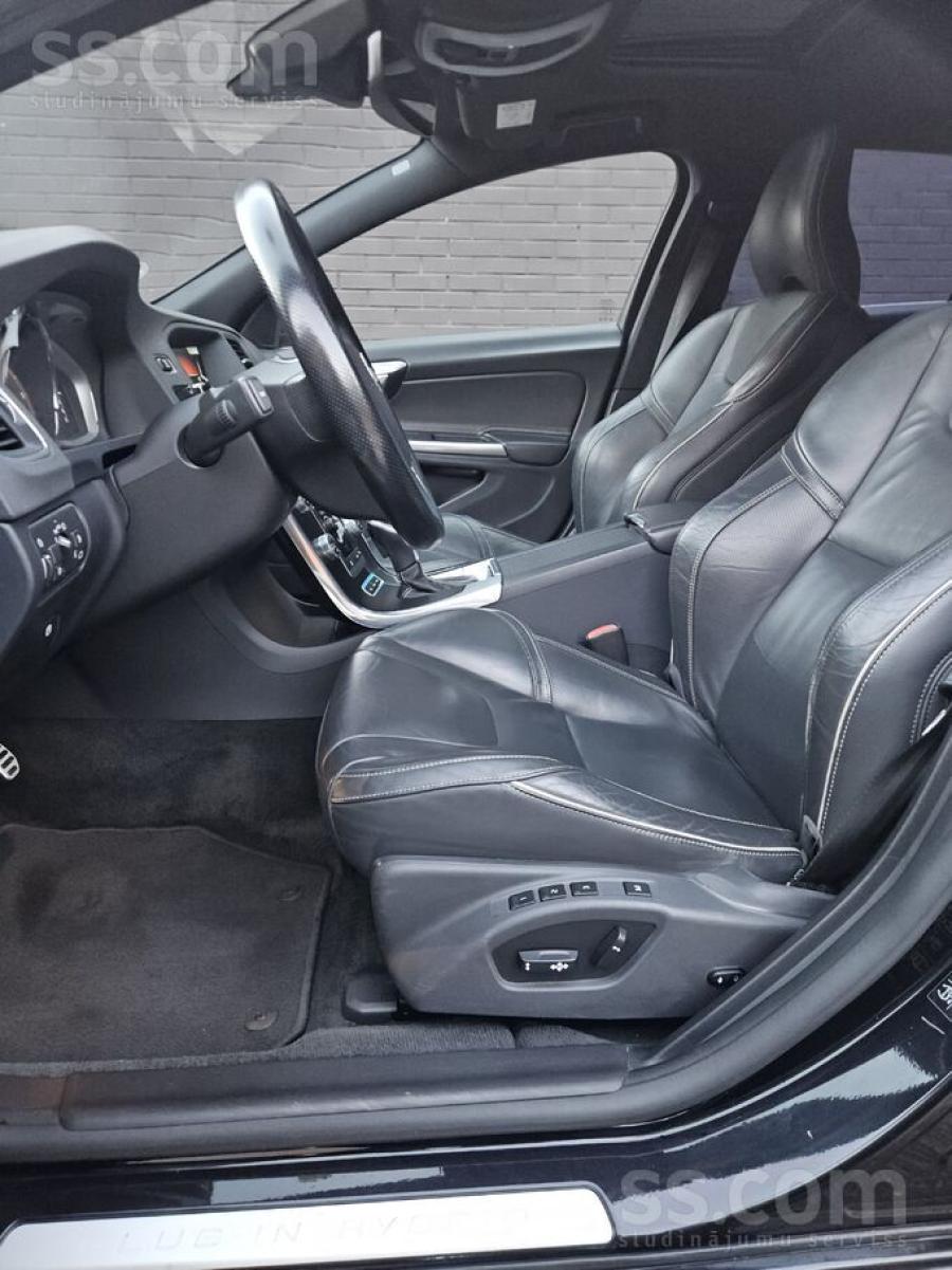 Melns Volvo V60 2015 Cēsis, ar dzinēja tilpumu 2.40 L un nobraukumu 329 tūkst. km par 7700 €, foto 27 vietnē AUTOMOTO.COM.LV