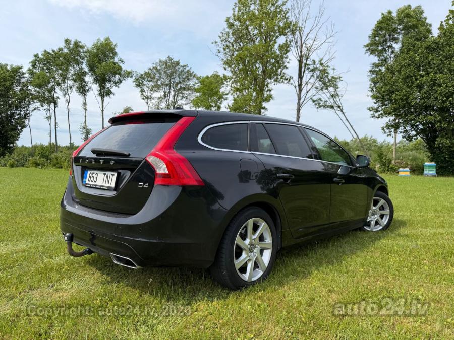Black Volvo V60 2015 in Tallinn, with an engine capacity of 2.00 L and mileage of 297 thousand km for 8099 €, photo 4 on AUTOMOTO.COM.LV