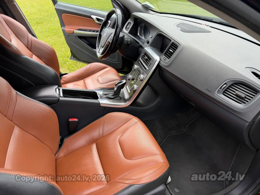 Black Volvo V60 2015 in Tallinn, with an engine capacity of 2.00 L and mileage of 297 thousand km for 8099 €, photo 6 on AUTOMOTO.COM.LV