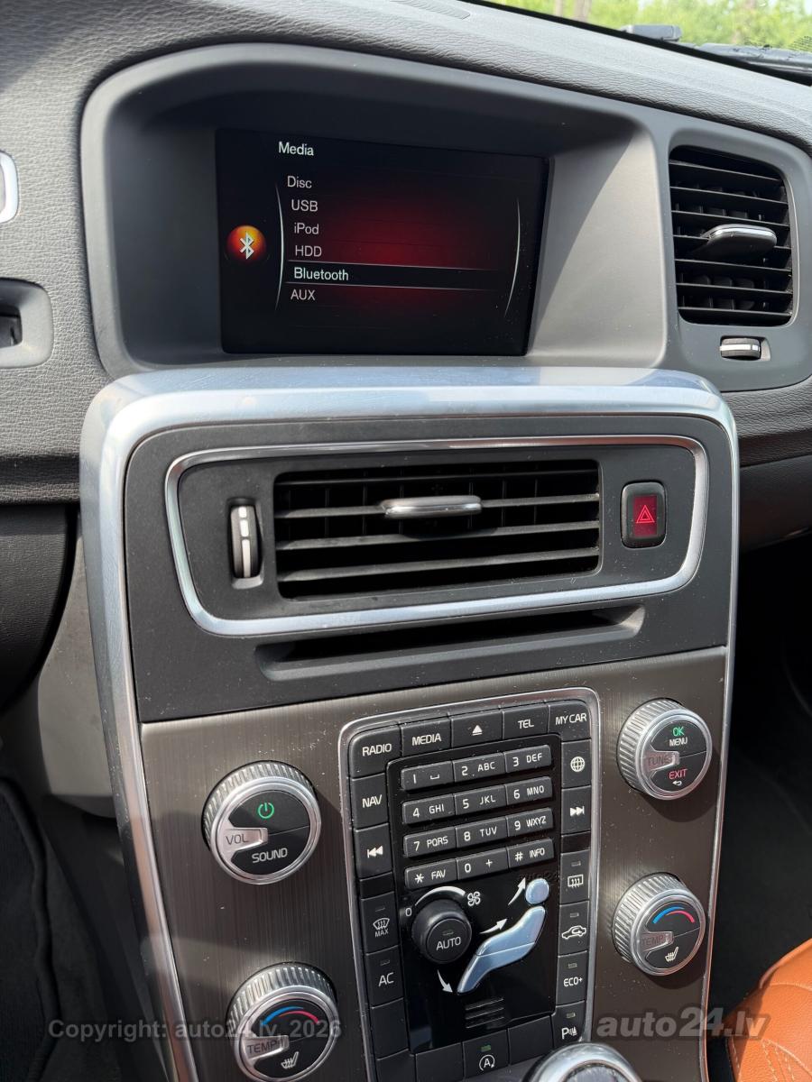 Black Volvo V60 2015 in Tallinn, with an engine capacity of 2.00 L and mileage of 297 thousand km for 8099 €, photo 10 on AUTOMOTO.COM.LV