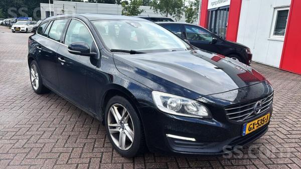 Melns Volvo V60 2015 Rīga, ar dzinēja tilpumu 2.40 L un nobraukumu 384 tūkst. km par 4994 €, foto 1 vietnē AUTOMOTO.COM.LV