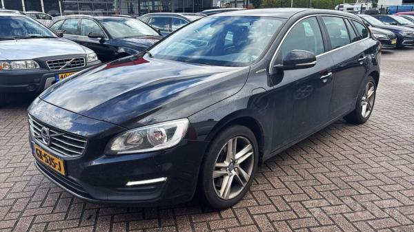 Melns Volvo V60 2015 Rīga, ar dzinēja tilpumu 2.40 L un nobraukumu 384 tūkst. km par 4994 €, foto 3 vietnē AUTOMOTO.COM.LV