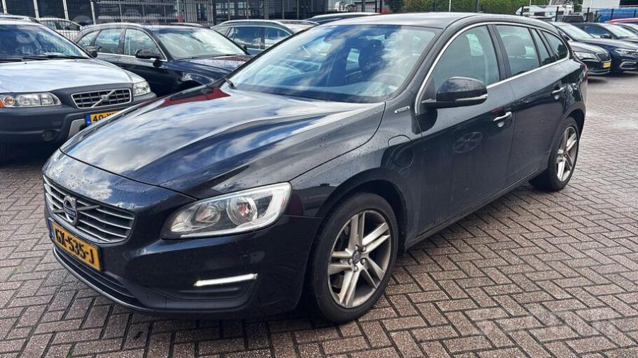 Melns Volvo V60 2015 Rīga, ar dzinēja tilpumu 2.40 L un nobraukumu 384 tūkst. km par 4994 €, foto 3 vietnē AUTOMOTO.COM.LV