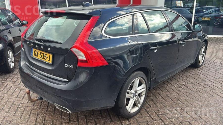 Melns Volvo V60 2015 Rīga, ar dzinēja tilpumu 2.40 L un nobraukumu 384 tūkst. km par 4994 €, foto 4 vietnē AUTOMOTO.COM.LV