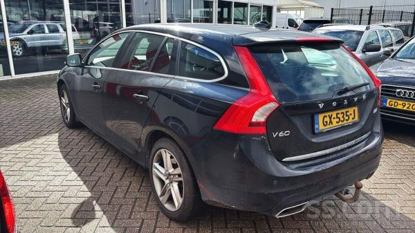 Melns Volvo V60 2015 Rīga, ar dzinēja tilpumu 2.40 L un nobraukumu 384 tūkst. km par 4994 €, foto 5 vietnē AUTOMOTO.COM.LV