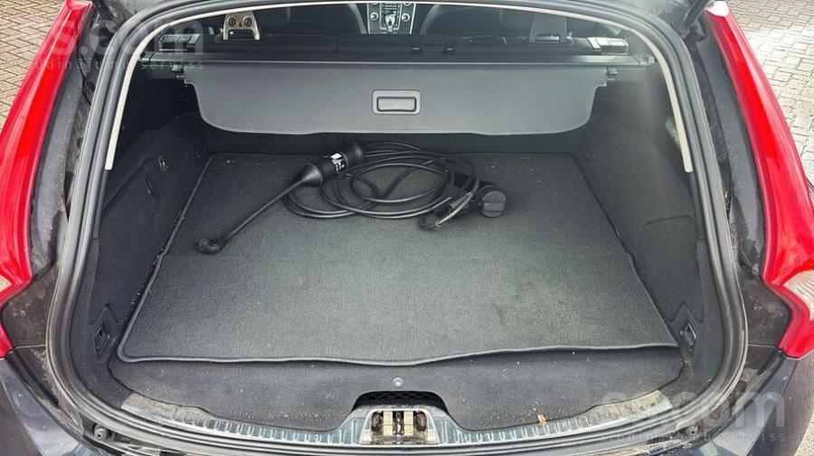 Melns Volvo V60 2015 Rīga, ar dzinēja tilpumu 2.40 L un nobraukumu 384 tūkst. km par 4994 €, foto 6 vietnē AUTOMOTO.COM.LV