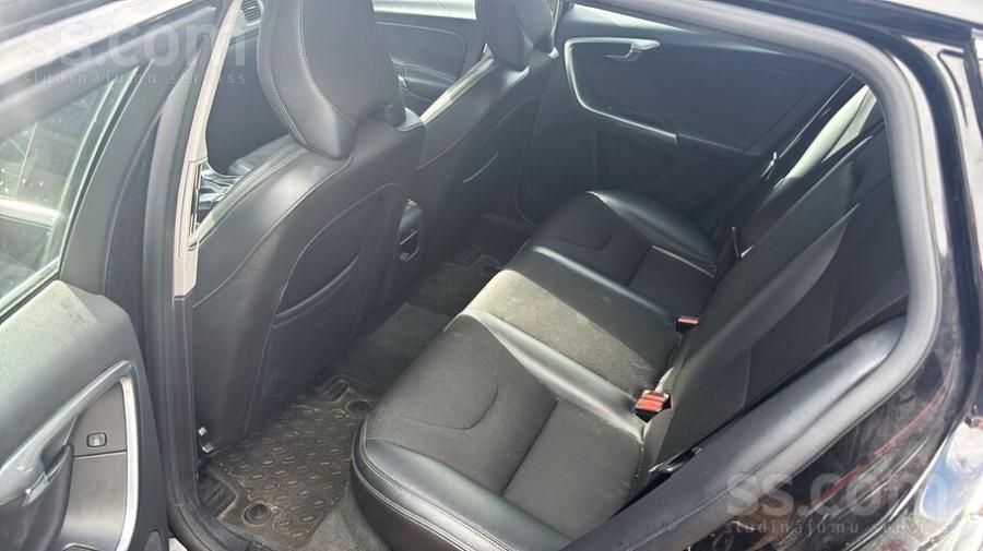 Melns Volvo V60 2015 Rīga, ar dzinēja tilpumu 2.40 L un nobraukumu 384 tūkst. km par 4994 €, foto 7 vietnē AUTOMOTO.COM.LV