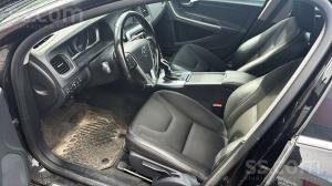 Melns Volvo V60 2015 Rīga, ar dzinēja tilpumu 2.40 L un nobraukumu 384 tūkst. km par 4994 €, foto 8 vietnē AUTOMOTO.COM.LV