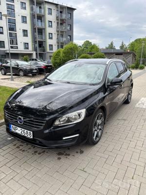 Black Volvo V60 2016 in Riga, with an engine capacity of 2.00 L and mileage of 264 thousand km for 8500 €, photo 2 on AUTOMOTO.COM.LV