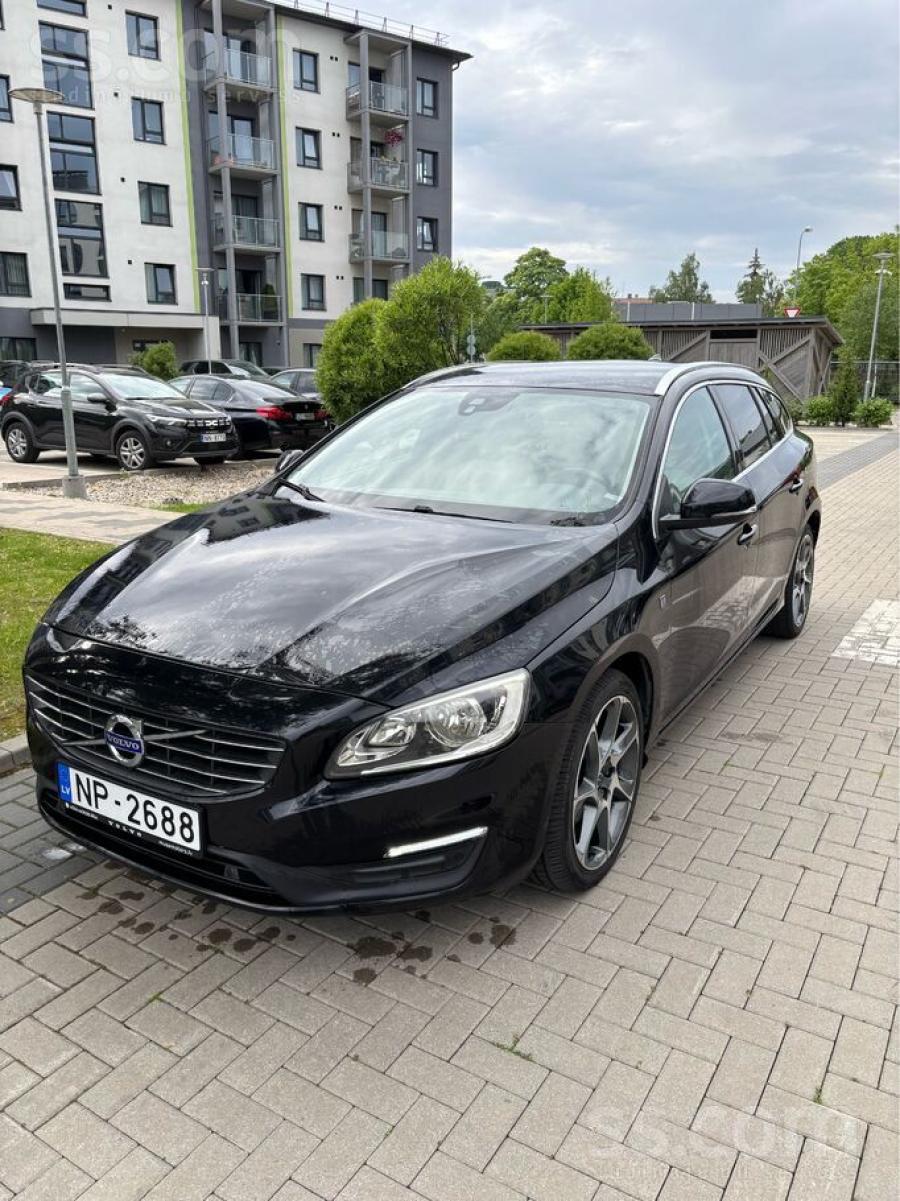 Black Volvo V60 2016 in Riga, with an engine capacity of 2.00 L and mileage of 264 thousand km for 8500 €, photo 2 on AUTOMOTO.COM.LV