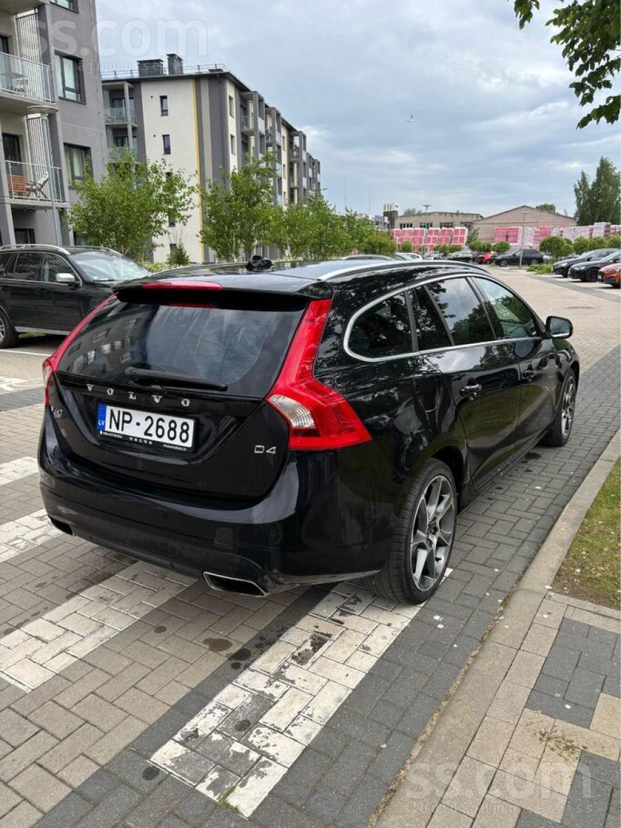 Black Volvo V60 2016 in Riga, with an engine capacity of 2.00 L and mileage of 264 thousand km for 8500 €, photo 3 on AUTOMOTO.COM.LV