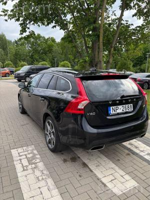 Black Volvo V60 2016 in Riga, with an engine capacity of 2.00 L and mileage of 264 thousand km for 8500 €, photo 4 on AUTOMOTO.COM.LV