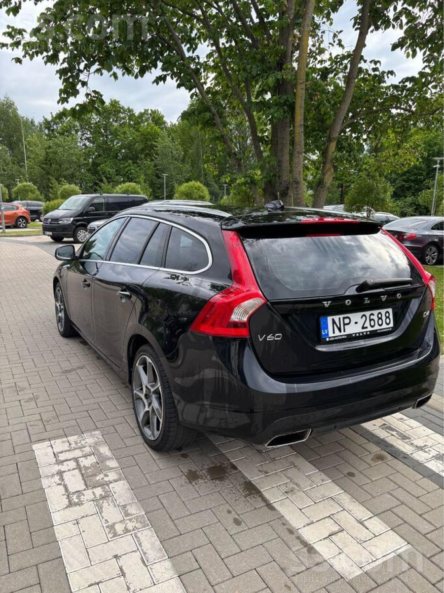 Black Volvo V60 2016 in Riga, with an engine capacity of 2.00 L and mileage of 264 thousand km for 8500 €, photo 4 on AUTOMOTO.COM.LV