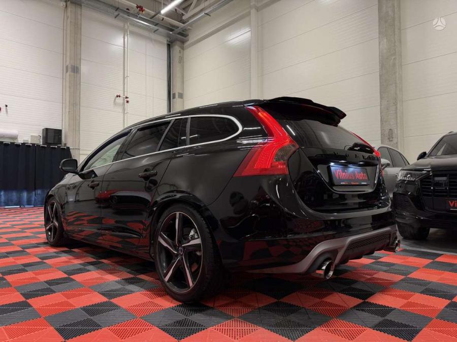 Black Volvo V60 2016 in Vilnius, with an engine capacity of 2.95 L and mileage of 280 thousand km for 16850 €, photo 6 on AUTOMOTO.COM.LV
