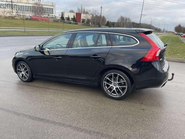 Black Volvo V60 2016 in Kaunas, with an engine capacity of 1.97 L and mileage of 287 thousand km for 6750 €, photo 10 on AUTOMOTO.COM.LV