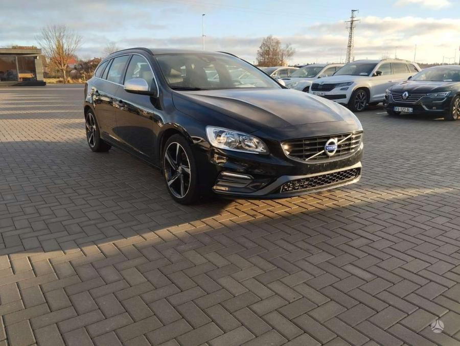 Black Volvo V60 2016 in Taurage, with an engine capacity of 2.00 L and mileage of 260 thousand km for 7100 €, photo 2 on AUTOMOTO.COM.LV