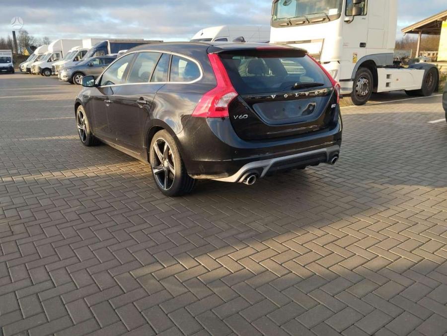 Black Volvo V60 2016 in Taurage, with an engine capacity of 2.00 L and mileage of 260 thousand km for 7100 €, photo 3 on AUTOMOTO.COM.LV