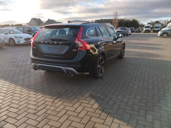 Black Volvo V60 2016 in Taurage, with an engine capacity of 2.00 L and mileage of 260 thousand km for 7100 €, photo 4 on AUTOMOTO.COM.LV