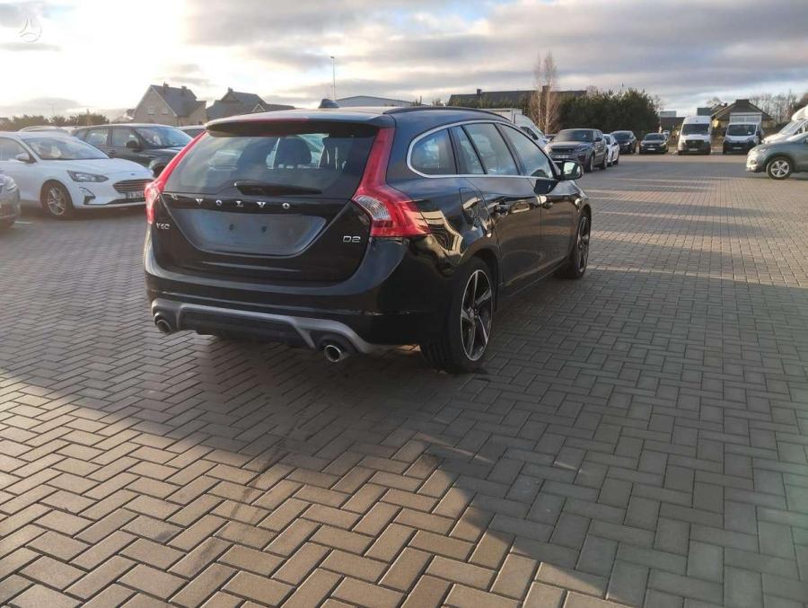 Black Volvo V60 2016 in Taurage, with an engine capacity of 2.00 L and mileage of 260 thousand km for 7100 €, photo 4 on AUTOMOTO.COM.LV