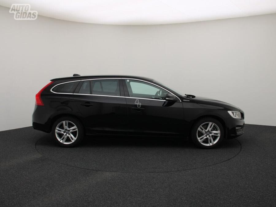 Melns Volvo V60 2016 Viļņa, ar dzinēja tilpumu 2.40 L un nobraukumu 216 tūkst. km par 11999 €, foto 9 vietnē AUTOMOTO.COM.LV