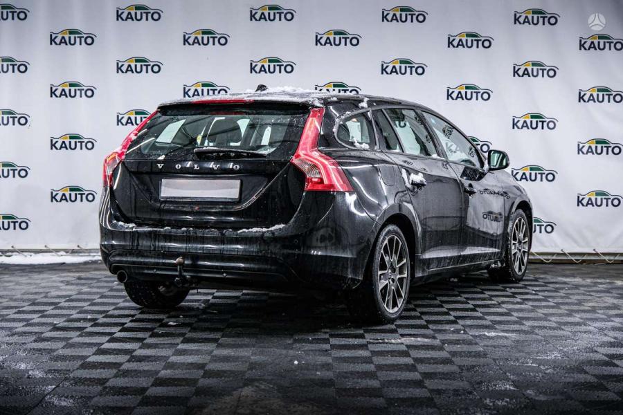 Melns Volvo V60 2016 Kauņa, ar dzinēja tilpumu 2.00 L un nobraukumu 0 tūkst. km par 7990 €, foto 3 vietnē AUTOMOTO.COM.LV