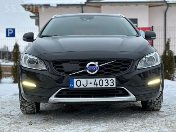 Black Volvo V60 2016 in Jelgava, with an engine capacity of 2.40 L and mileage of 0 thousand km for 12990 €, photo 2 on AUTOMOTO.COM.LV