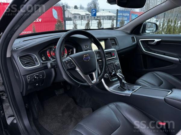 Black Volvo V60 2016 in Jelgava, with an engine capacity of 2.40 L and mileage of 0 thousand km for 12990 €, photo 6 on AUTOMOTO.COM.LV